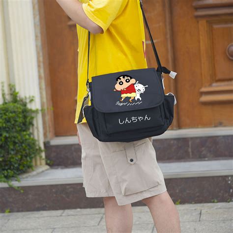 蜡笔小新周边个性青少年初中生中学生高中生单肩包斜挎包男生个性 虎窝淘