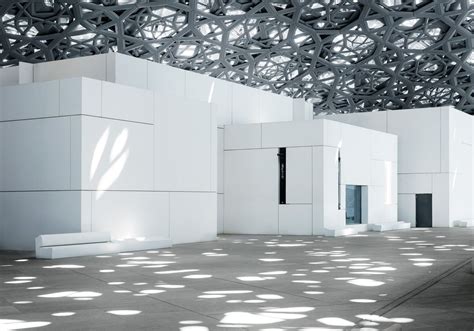 شكّلت العادات والتقاليد الإماراتية مصدر إلهام للمهندس المعماري العالمي جان نوفيل لتصميم المبنى