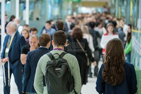 人群聚集人们在室内行走放松重点高清图片下载 正版图片503770802 摄图网