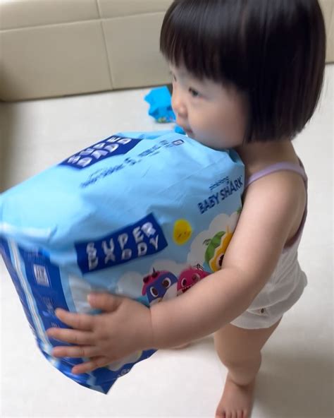 리나 ♥︎ 광고 Superdaddykorea 하하 😊 요즘 슈퍼대디 핫하죠 리나 피드에서도 슈퍼대디x아기상어 역대급 콜라보 썸머 기저귀랑 물티슈 출시됐단 소식