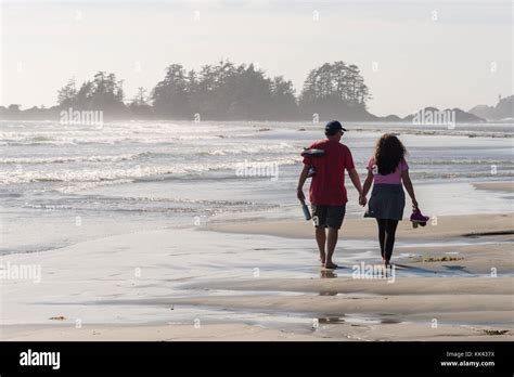 Chesterman Beach Near Tofino Bc Canada September 2017 Couple