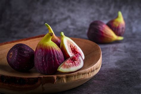 어두운 테이블에 신선한 잘 익은 무화과 건강 한 지중해 무화과 열매 검은 배경에 신선한 무화과 빈 Copyspace가 닫 아름 다운 푸른 보라색 무화과 0명에 대한 스톡