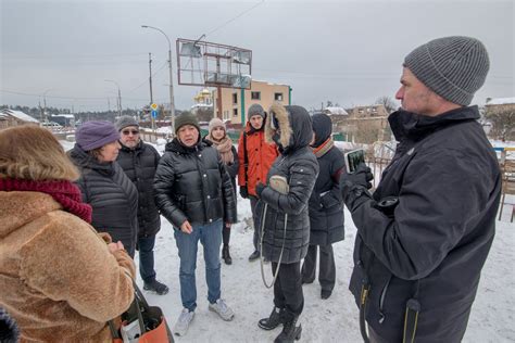 Руїни холод і стоїцизм що побачили письменники з США на деокупованих теренах Новости Section