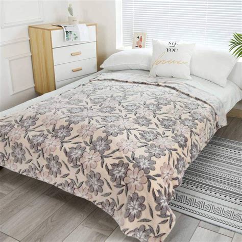 Євро плед Фліс Сірі квіти стрижений 210х210 см 1092210 — купити на Eva Ua — ціна 558 8 грн