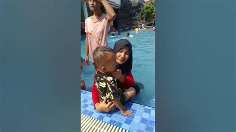 Si Adek Belajar Berenang Youtube