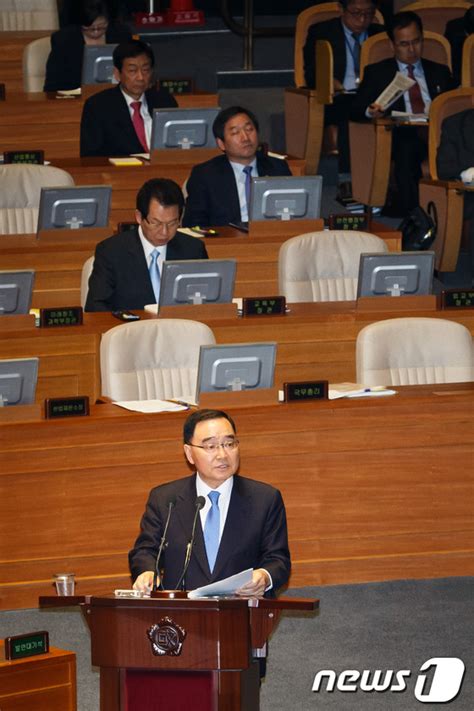 대정부질문 답변하는 정홍원 총리 뉴스1