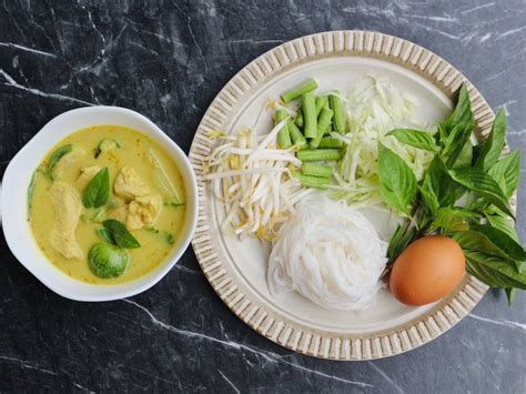 รูป ครัวมีแต้ม ขนมจีนแกงเขียวหวานไก่ ข้าวน้ำพริกปลาทู ข้าวไข่เจียวหมูสับ