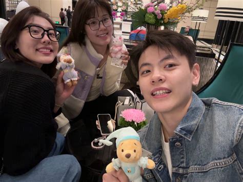 组图：杨舒予晒迪士尼游玩照 牛仔上衣干练帅气 搜狐大视野 搜狐新闻