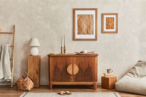 세련된 복고풍 컴모드 모의 포스터 프레임 및 액세서리와 중립 거실의 인테리어 디자인 템플렛 공간을 복사합니다 가정 생활에 대한