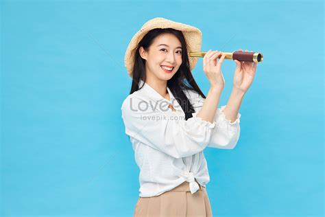 쌍안경을 들고 활기찬 여성 사진 무료 다운로드 Lovepik