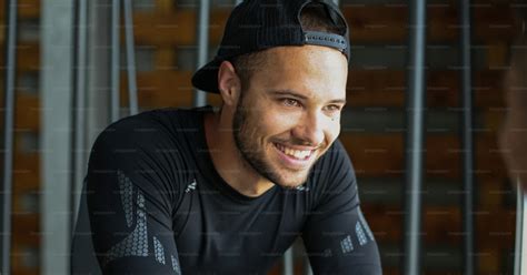 청년은 피트니스 수업에서 고정식 자전거를 타고 운동합니다 체육관에서 남자 운동 타원형 기계에서 운동하십시오 남자 개인