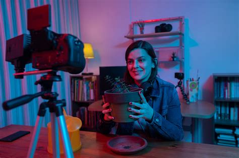 비디오 카메라 앞에서 아름 다운 히스패닉 여자는 냄비를 들고 스튜디오에서 블로그를 녹화 녹음 장비에 대한 스톡 사진 및 기타 이미지 녹음 장비 다운로드 말하기