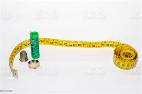 흰색 배경에 재봉 가위 노란색 줄자 갈색 버튼 및 금속 골무와 함께 고정 된 핀이있는 다양한 색상의 실 스풀 0명에 대한 스톡 사진 및 기타 이미지 Istock