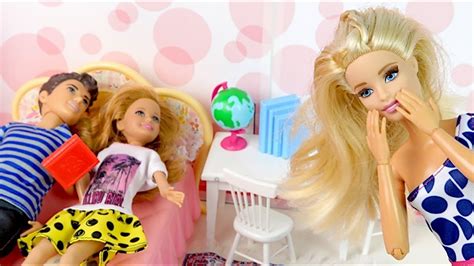 ЗАСТУКАЛИ НА МЕСТЕ Мультик Барби Школа Куклы Игры Для девочек Youtube