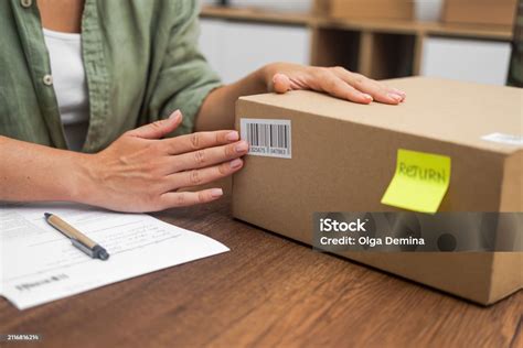 여성은 바코드가 있는 반품 스티커를 골판지 상자 온라인 쇼핑 환불 절차에 부착합니다 Qr코드에 대한 스톡 사진 및 기타 이미지 Qr코드 가정 생활 고객 Istock