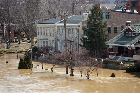 Ocho Muertos Y Miles Sin Electricidad Por Las Inundaciones En Kentucky