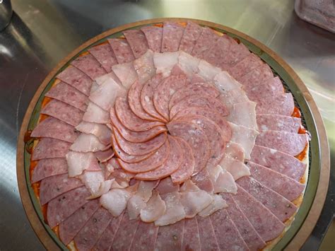 소세지만 한판에 90개가 들어간다는 고기 피자 