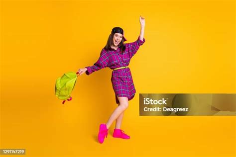 학교 홀드 가방 착용 핑크 드레스 운동화 노란색 색상 배경에 무료 멋진 재미 소녀의 전체 길이 사진 갈색 머리에 대한 스톡 사진 및 기타 이미지 Istock