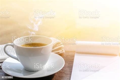 오래 된 나무 테이블 자연 배경에서 커피 컵 클록 및 뉴스 종이 0명에 대한 스톡 사진 및 기타 이미지 0명 갈색 구이 Istock