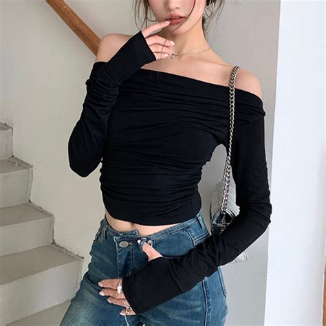 오프숄더 셔링 크롭 슬림핏 긴팔 티셔츠 2j111035