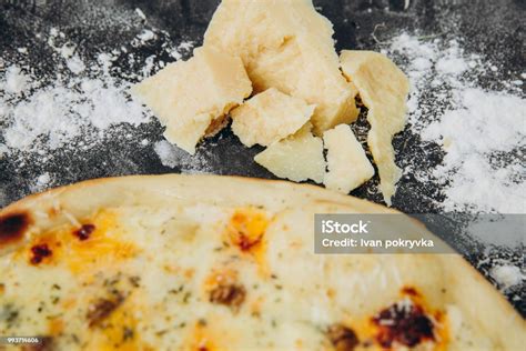 음식 재료와 콘크리트 검은색에서 맛 있는 이탈리아 피자를 요리 향신료 Copyspace 탑 뷰 배너 Cabaret에 대한 스톡 사진 및 기타 이미지 Istock