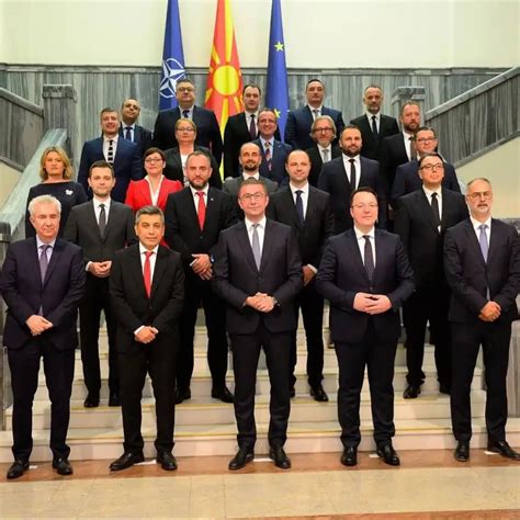 ПЛАТАТА НА ПРЕМИЕРОТ МИЦКОСКИ Е 2 280 ЕВРА Министрите добиваат по 1 870 евра бонус има само