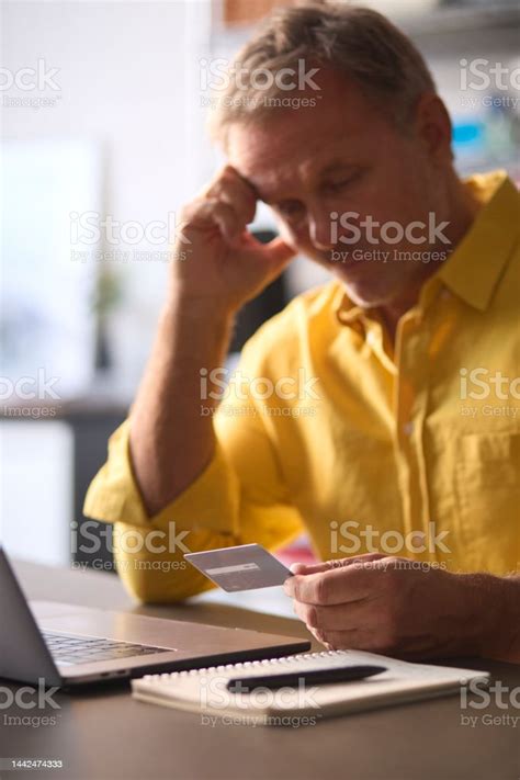 노트북에서 걱정하는 남자는 신용 카드를 들고 온라인 쇼핑 부채에 대해 걱정 50 59세에 대한 스톡 사진 및 기타 이미지 50 59세 55 59세 걱정하는 Istock