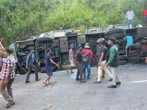 සරසවි සිසුන් ‍රැගත් බස් රථයක් පෙරළීයාමෙන් අනතුරක්