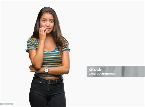 격리 된 배경 찾고 스트레스와 긴장에 젊은 아름 다운 아랍 여자 손톱을 물어 뜯고 입에 손 불안 문제입니다 감정에 대한 스톡 사진 및 기타 이미지 Istock