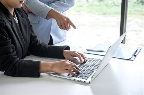 비즈니스우먼 리더 팀 컨퍼런스 회의 프레젠테이션에서 파트너 재무 및 회계 개념과의 비즈니스 만들기 대화 및 비즈니스 전략 기획에 대한 프레젠테이션 경영자에 대한 스톡 사진