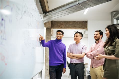 플립 차트 근처에서 새로운 비즈니스 스타트업을 계획하는 혁신적인 밀레니엄 세대 사무실에 대한 스톡 사진 및 기타 이미지 사무실 다민족 그룹 팀워크 Istock