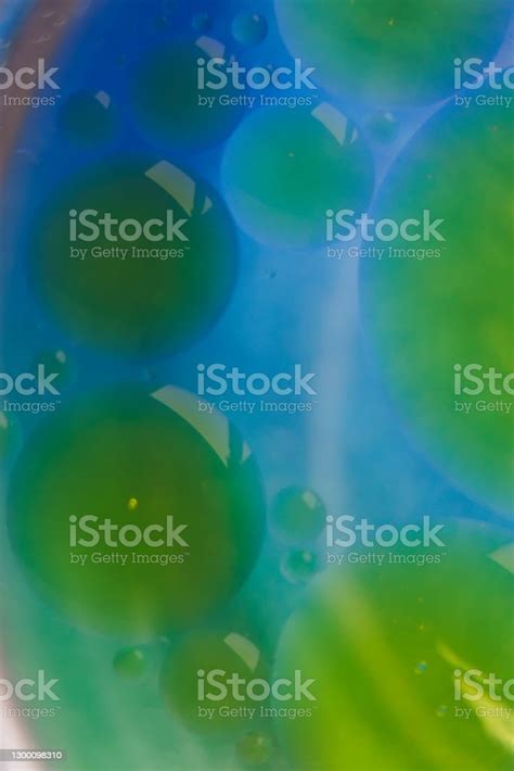 컬러풀한 배경을 위해 녹색에서 파란색 톤으로 색상 전환이 있는 물 속에서 오일 구체의 흐릿한 부드러운 초점 0명에 대한 스톡 사진 및 기타 이미지 Istock