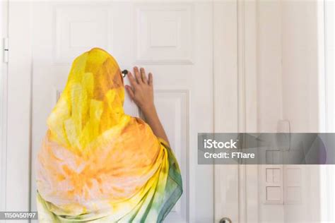 화려한 스카프에 무슬림 여자 누군가가 초인종을 울릴 때 엿보기 문을 찾고 개념에 대한 스톡 사진 및 기타 이미지 개념 경관 다중 색상 Istock