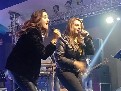 Bollywood Singer Decorated The Song Party In The Cold Night Audience