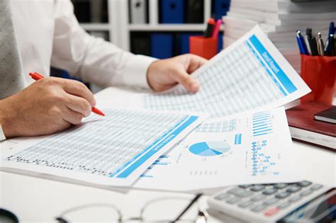 사업가 작업 및 계산 읽고 보고서를 작성합니다 사무실 직원 테이블 클로즈업 비즈니스 재무 회계 개념입니다 회계에 대한 스톡 사진 및 기타 이미지 Istock