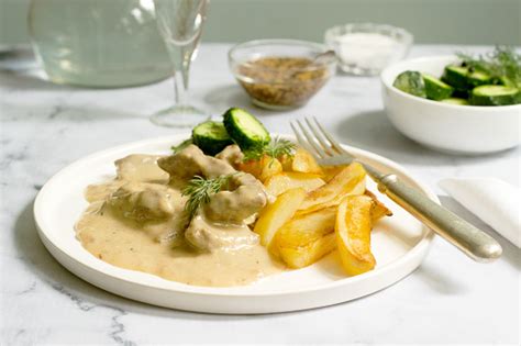 비프 스트로 노 프 전통적인 러시아 요리 소스 튀긴된 감자와 함께 쇠고기 통조림 오이 보드카 감자 요리에 대한 스톡 사진 및 기타 이미지 Istock