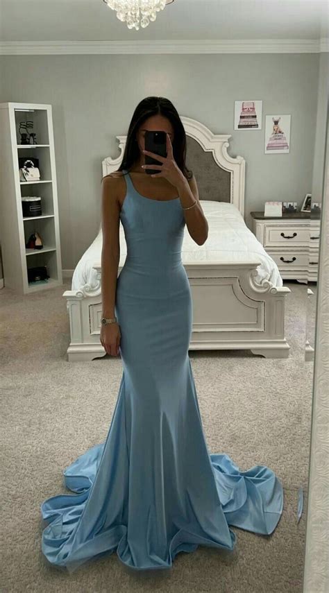 Pin By Monica 💖 On Astuces Pour Le Collège Prom Dresses Classy Prom Dresses Prom Dress With