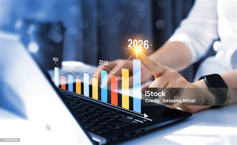 사업가는 2022년부터 2026년까지 기업 미래 성장 연도를 증가 화살표 그래프로 그립니다 계획 기회 도전 및 비즈니스 전략 2026년 내년 새로운 목표 계획 및 비전 12