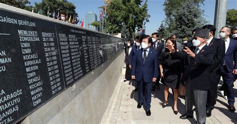 한국전쟁 터키 참전용사 명단 살피는 박병석 의장