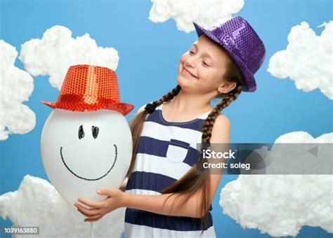 여자 면 구름 흰색에 어 벌 룬 여름 및 행복의 개념와 파란색 배경에 포즈 스트라이프 드레스와 컬러 모자 입고 감정에 대한 스톡 사진 및 기타 이미지 Istock
