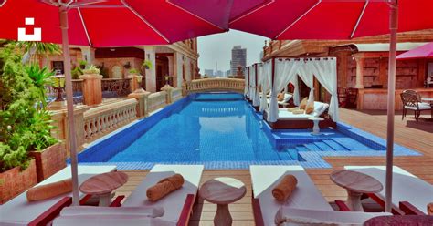 빨간 우산이있는 수영장 사진 Unsplash의 무료 캄보디아 이미지