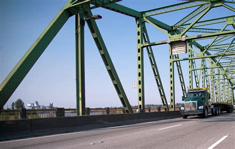녹색 큰 장비에 수송을 위한 플랫 베드 트레일러와 세미 트럭 크기는 다리를 통과 하는 중 교량에 대한 스톡 사진 및 기타 이미지 교량 특대 싣기 Istock
