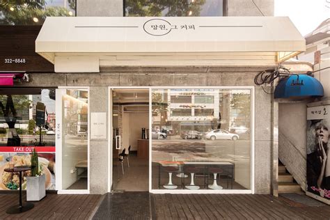 카페인테리어 망원 그 커피 파사드에서 느껴지는 따뜻함 망원동 카페 파사드 외관 따뜻함 Rumah Minimalis Desain Eksterior
