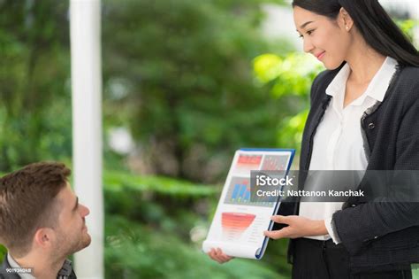 젊은 전문가 현대 사무실에서 작동합니다 새로운 아이디어를 논의 하는 프로젝트 관리자 팀 2명에 대한 스톡 사진 및 기타 이미지 2명 남성 남자 Istock