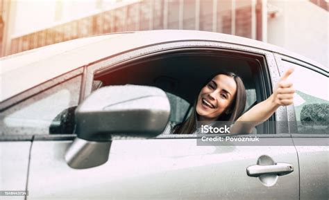 대리점에서 새 차를 사는 행복한 젊은 아름 다운 여자 흥분한 자동차 소유자 그녀의 차량을 운전하는 웃는 여성 사람들에 대한 스톡 사진 및 기타 이미지 Istock