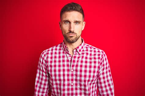 빨간 고립 된 배경을 통해 젊은 잘 생긴 남자는 우울하고 분노와 두려워 울고 고민에 대한 걱정 슬픈 표정 감정에 대한 스톡 사진 및 기타 이미지 Istock