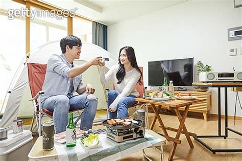 사회적거리두기 사회이슈 집콕 컨셉 라이프스타일 휴식 정지활동 휴가 휴가 주제 캠핑 여행 홈캉스 캠핑 아웃도어 소주 증류주 바비큐