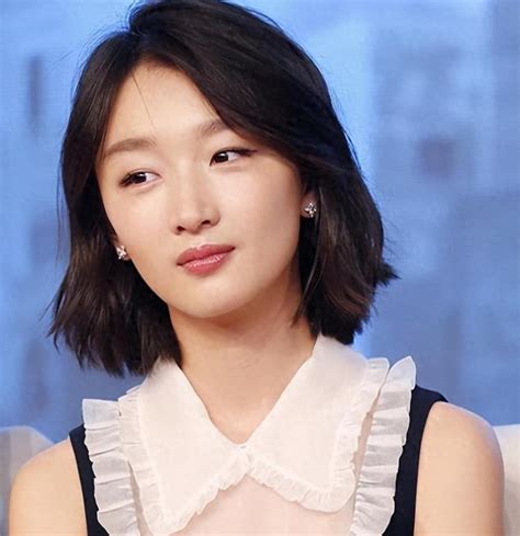 Zhou Dongyu Forgot To Draw The Curtains And Was Filmed Playing Pulling Carrots With Her