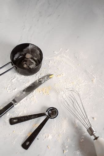 케이크를 굽는 데 사용되는 주방 용품이 있는 흰색 조리대 표면 국자에 대한 스톡 사진 및 기타 이미지 국자 밀가루 반죽 주식 Istock