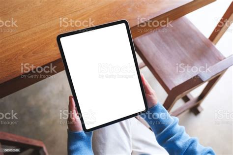 빈 흰색 데스크톱 화면디지털 태블릿을 들고 있는 여성의 탑 뷰 모형 이미지 35 39세에 대한 스톡 사진 및 기타 이미지